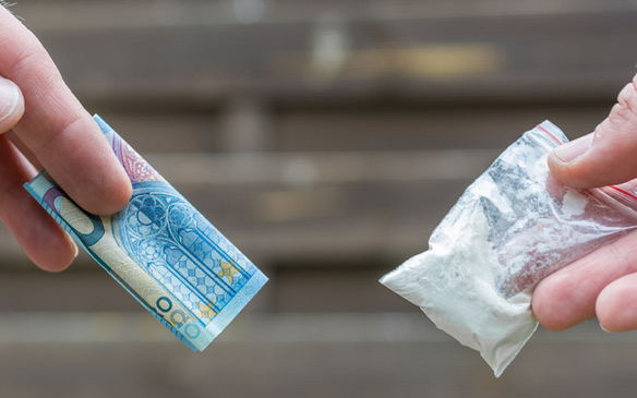 Pusaudzis lieto narkotikas